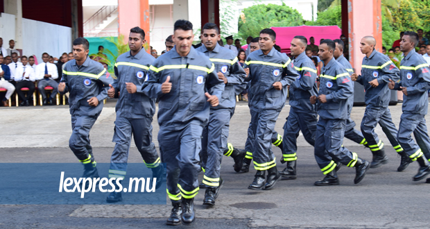 Fonction publique: nouveaux uniformes pour les sapeurs-pompiers ...